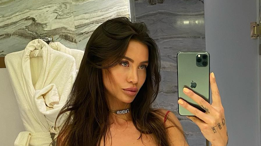 Jaimie Vaes deelt pikant kiekje vanuit haar vakantieadres | GvH