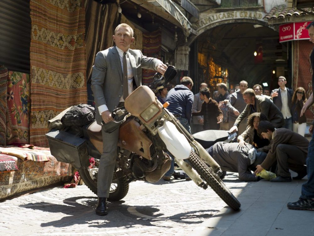 Dit zijn alle motoren waar James Bond op heeft gereden | Gewoonvoorhem