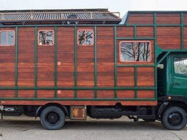 Deze vrachtwagen is omgebouwd tot luxe camper van hout
