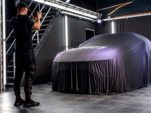 Enzo Knol voorziet zijn auto weer van een nieuwe kleur | Gewoonvoorhem